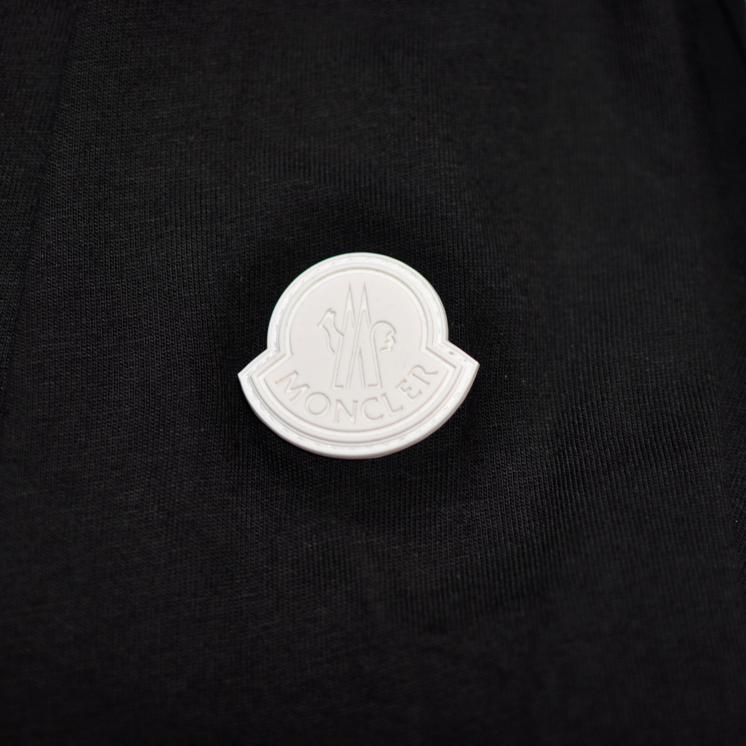 Moncler Neck Logo Long Sleeve – Haiendo Shop